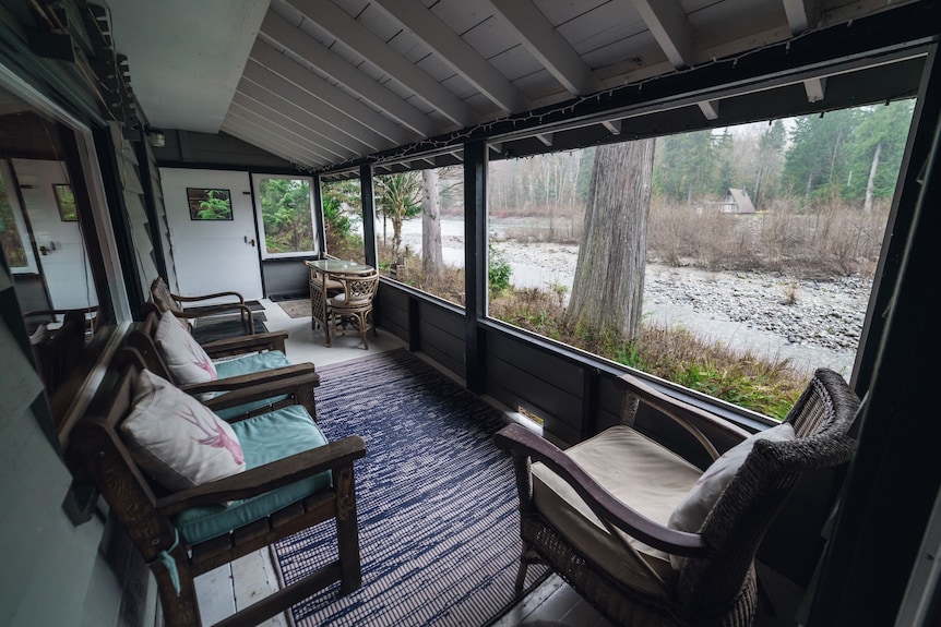Riverside Mid-century Cabin With Mountain Views - Skykomish, WA