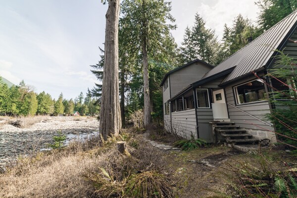 Riverside Mid-century Cabin With Mountain Views - Index, WA