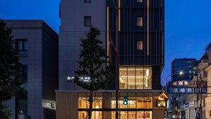 Um edifício de hotel moderno com uma placa de destaque com a inscrição "S-Peria Hotel".