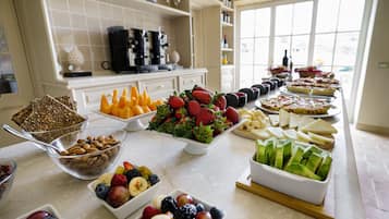 Café da manhã com buffet grátis todos os dias