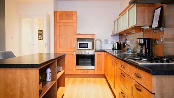 Apartamento Premier | Sala de estar | Televisor de ecrã plano de 32 polegadas com canais digitais, televisor