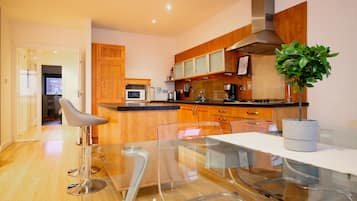 Apartamento Premier | Cozinha privada | Um frigorífico, um micro-ondas, um forno, uma placa de cozinha