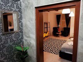 Quarto casal, 1 cama de casal e sofá-cama, sacada | Área de estar | TV de tela plana 32 polegadas com canais via satélite, TV