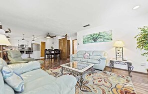 Casa, 2 camas queen-size, pátio, vista para o oceano | Sala | Televisor 