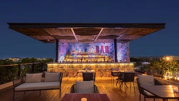 Este bar no terraço do hotel, junto à piscina, aberto diariamente