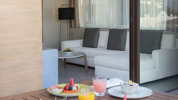 Roupa de alta qualidade, minibar, cofre com capacidade para portátil
