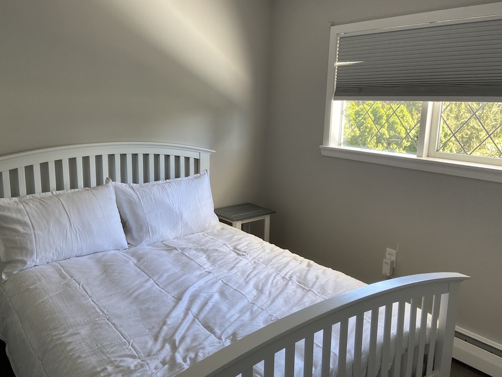 Beautiful Big Home With Heated Inground Pool & Hot Tub! - Kamloops