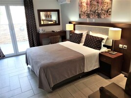 Quarto Familiar, não fumadores, vista para o jardim | Cofre no quarto, secretária, roupa de cama fornecida