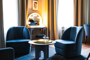 Suíte executiva, 1 cama King, para não fumantes (with Sofabed) | Roupas de cama premium, cofres nos quartos, individualmente decorados