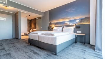 Quarto Standard, 2 camas individuais, acessível | Cofre com capacidade para portátil, secretária