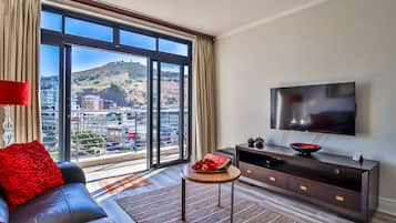 Apartamento (2 Bedrooms) | Área de estar | TV de tela plana 32 polegadas com canais digitais, TV, Netflix