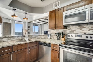 Apartamento em Condomínio Fechado, 2 quartos, varanda, vista para o oceano (705 W) | Cozinha privada | Um frigorífico, um micro-ondas, um forno, uma placa de cozinha 