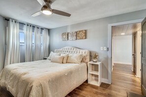 Apartamento em Condomínio Fechado, 2 quartos, varanda, vista para o oceano (705 W) | Com decoração personalizada, com mobília individualizada 
