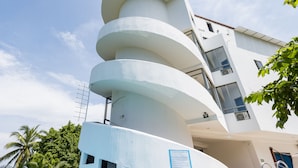 Um edifício moderno com escada em espiral e telhado plano.