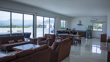 Apartamento Panorâmico | Sala de estar | Televisor de ecrã plano de 32 polegadas com canais por cabo, televisor