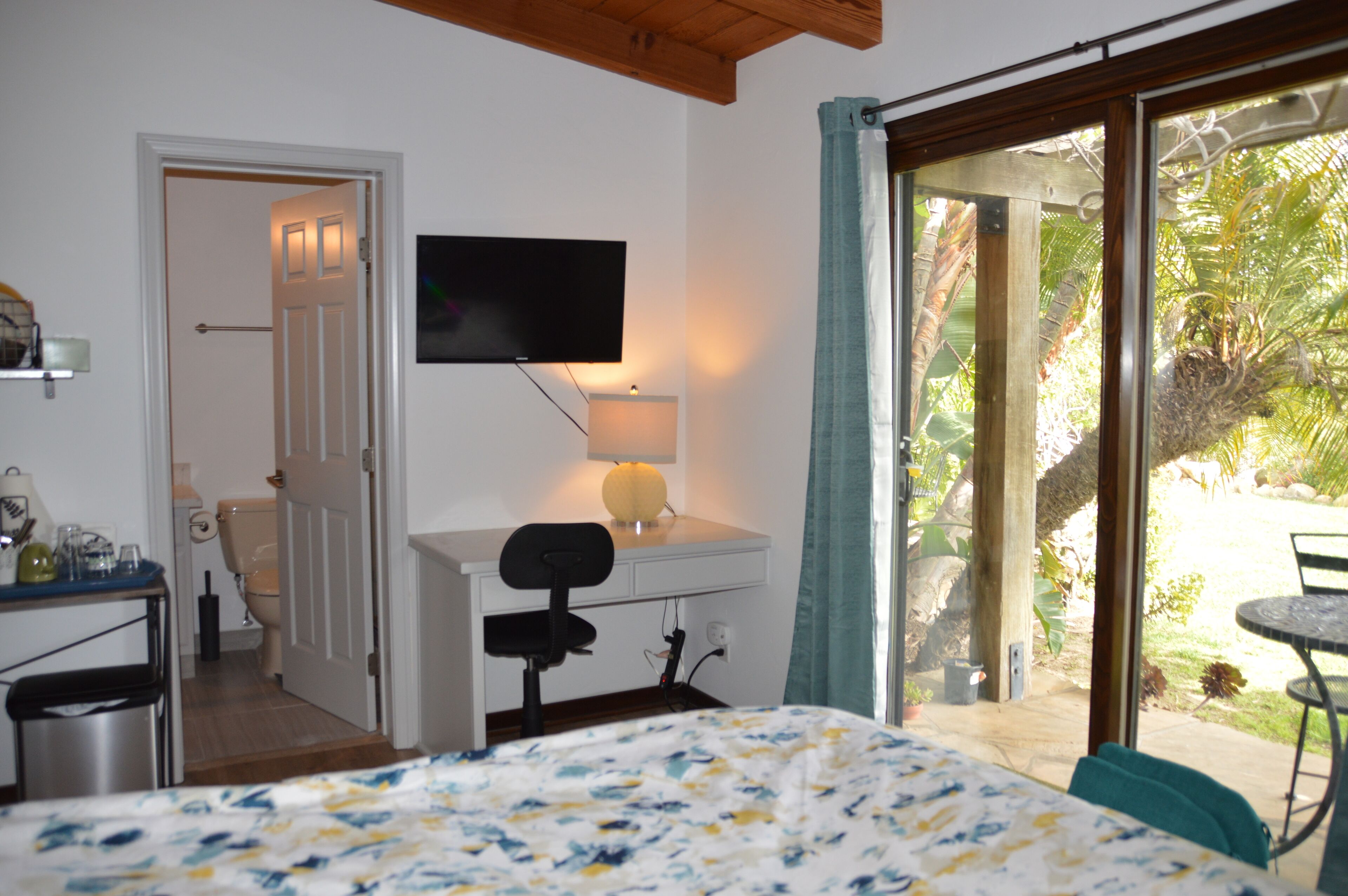 Tropical Getaway W/patio Entrance #2 - Isla Vista, CA