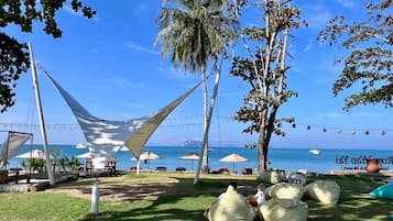 Na praia, praia de areia branca, autocarro para a praia
