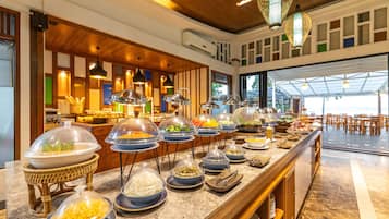 Pequeno-almoço tipo buffet diário (1200 THB por pessoa)