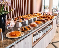 Buffet com diversos alimentos e placa indicando opções sem glúten.