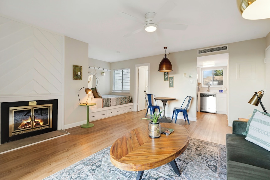 Above The Trees Modern Studio Views Wifi Pools - 개틀린버그