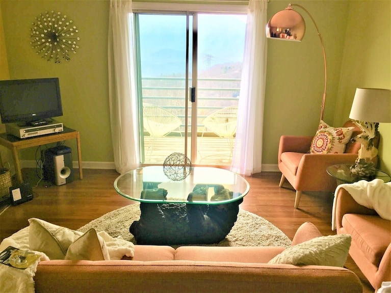 Retro And Relaxed Studio Park Views Pools Wifi - 개틀린버그