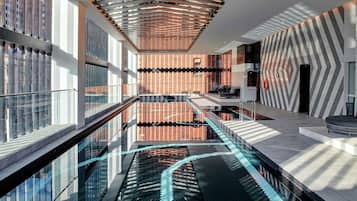 Piscina interior, espreguiçadeiras