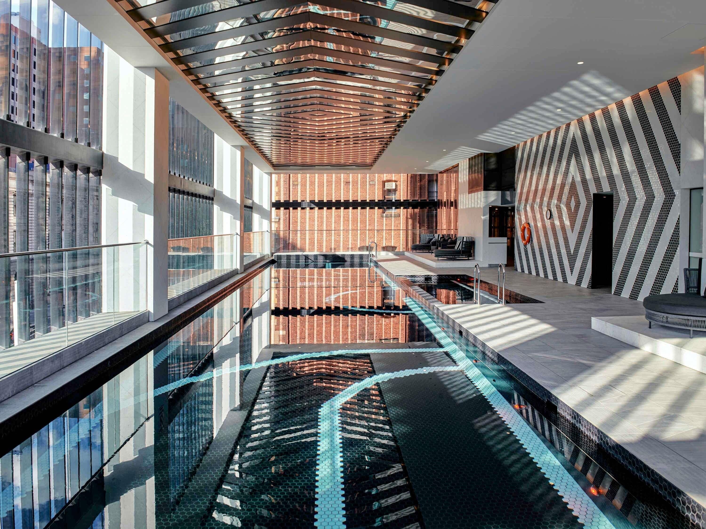 Piscina interior, espreguiçadeiras 