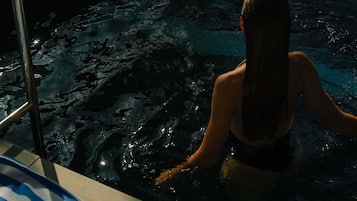 Piscina interior, espreguiçadeiras