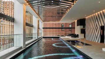 Piscina interior, espreguiçadeiras