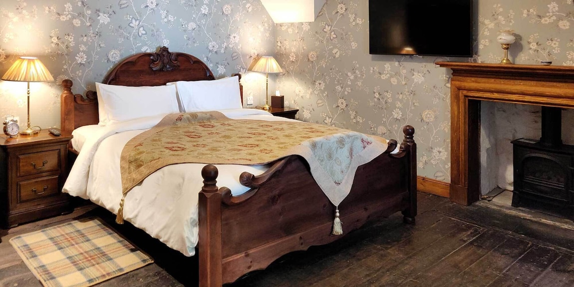 The Rowanberry Suite Is Named After The Highlands Distinctive Rowanberry Trees. - Loch Ness