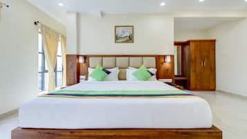 Quarto luxo | Escrivaninha, ferros/tábuas de passar roupa