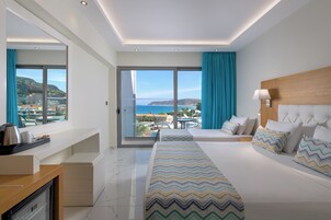 Quarto de hotel moderno com uma cama grande, uma escrivaninha e vista para o mar.