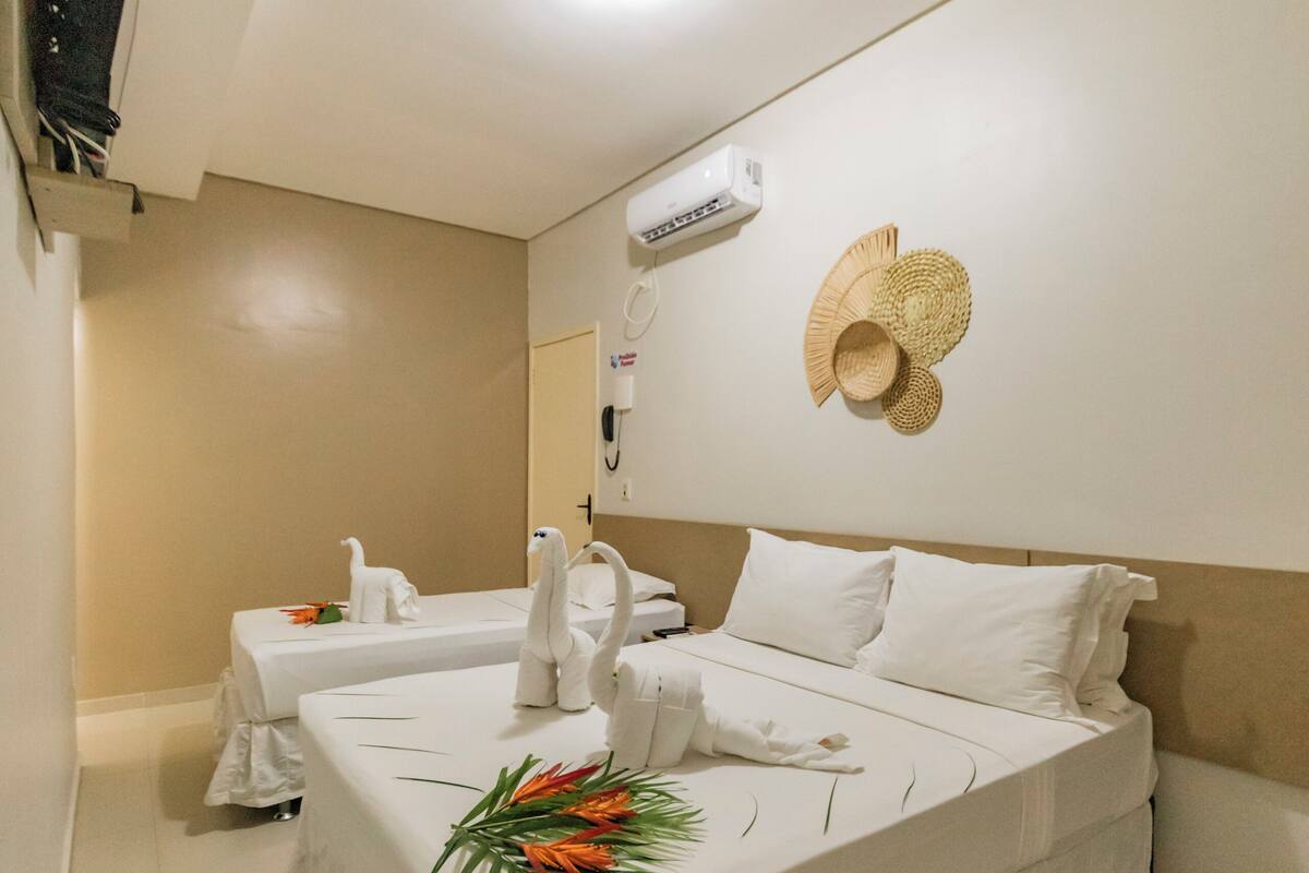 Quarto Quádruplo Standard | Minibar, roupa de cama fornecida 