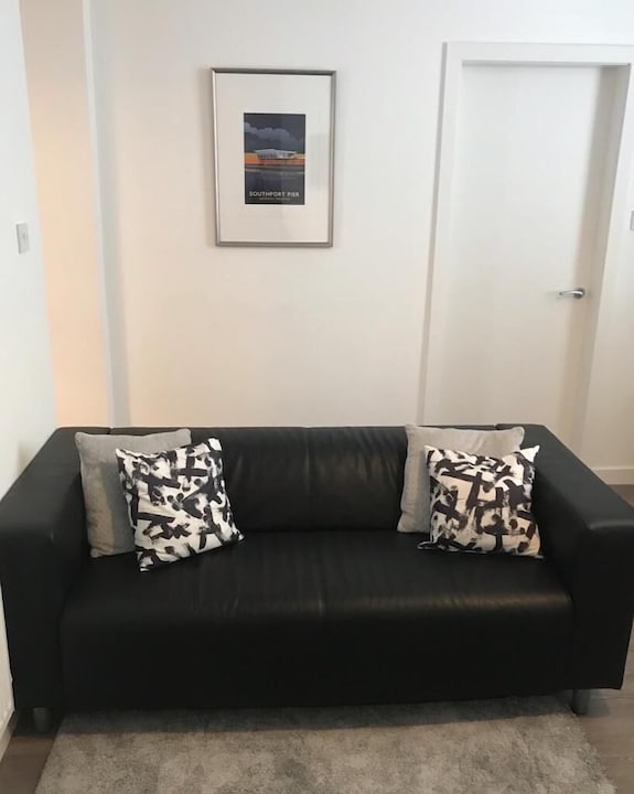 Modern 2 Bedroom Town Centre Apartment - Southport