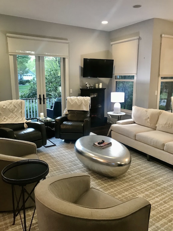 In Town Luxury Resort -Hot Tub, Heated Pool & A Two Season Entertainment Room - Michigan