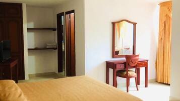 Quarto Triplo Básico, várias camas | Minibar, secretária, secretária adequada para computadores portáteis
