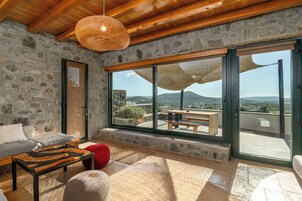 Suíte luxo | Área de estar | TV de tela plana 65 polegadas com canais a cabo, smart TV