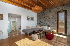 Suite Deluxe | Sala de estar | Televisor de ecrã plano de 65 polegadas com canais por cabo, Smart TV 