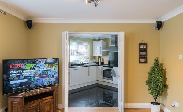 Apartamento Comfort | Sala de estar | Smart TV de 50 polegadas com canais digitais, televisor 