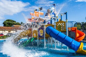 3 piscinas exteriores, da(s) 9:00 à(s) 22:00, toldos gratuitos 