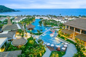 2 piscinas exteriores, guarda-sóis, espreguiçadeiras 