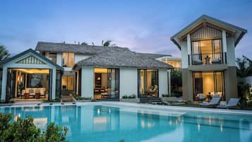 Presidential Pool Villa | Minibar, cofre no quarto, com mobília individualizada, secretária