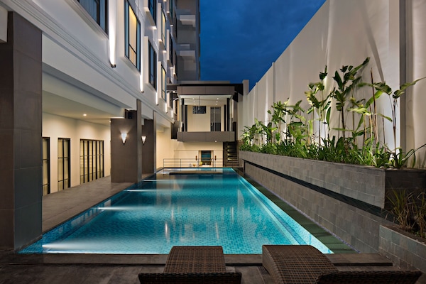 Piscina externa, espreguiçadeiras