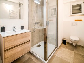 Casa | Casa de banho | Um polibã, um secador de cabelo