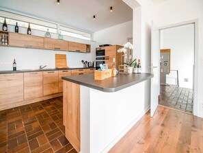 Casa | Cozinha privada | Um micro-ondas, uma máquina de lavar louça