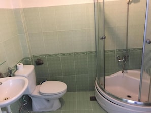 Quarto Duplo | Casa de banho | Um polibã, artigos de higiene pessoal grátis, um secador de cabelo 