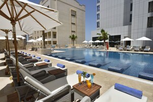Piscina interior, piscina exterior, espreguiçadeiras