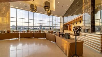 Pequeno-almoço tipo buffet diário (30 USD por pessoa)