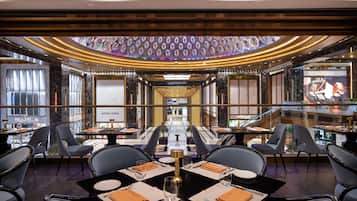 4 restaurantes, com serviço de almoço e jantar; culinária japonesa