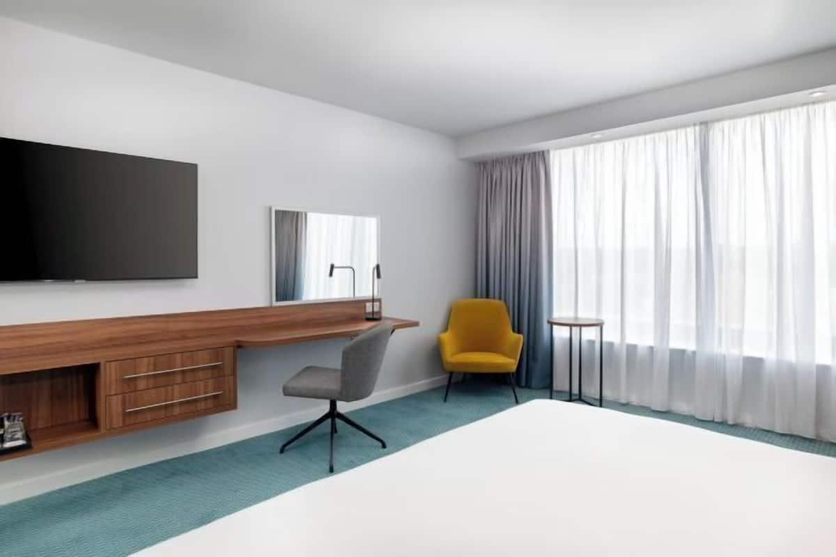 Roupas de cama antialérgicas, cofres nos quartos, escrivaninha